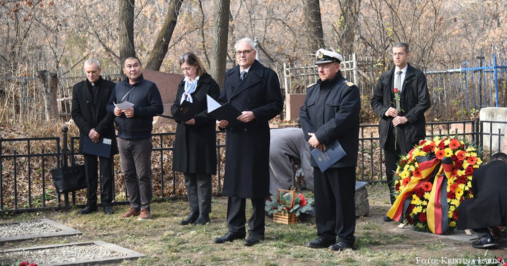 Volkstrauertag in Almaty: Erinnerung an Krieg und Frieden - Deutsche ...